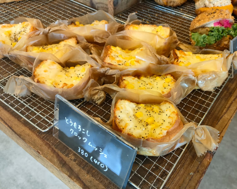 【平塚市】大人気の“世界初の食パン” の試食も！「EMILY TEA &. BREAD 湘南平塚店」のカフェで食パン Burger（バーガー）をいただいてきました！ | 号外NET 平塚市・大磯町